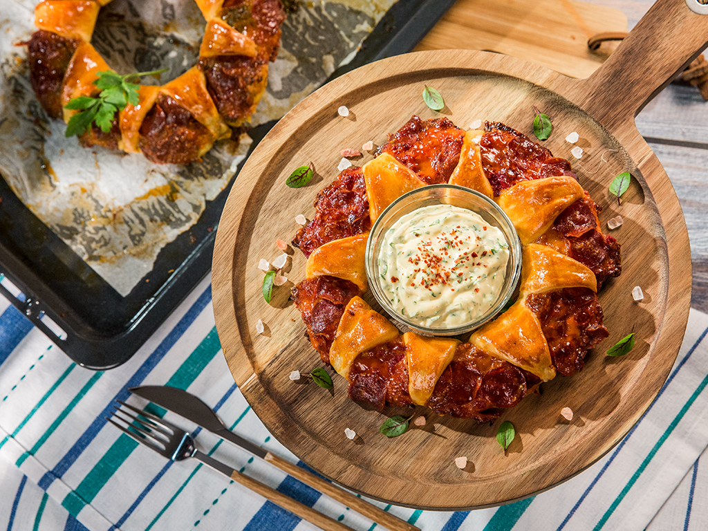 Pizza Wreaths with Hot Mayonnaise Sauce